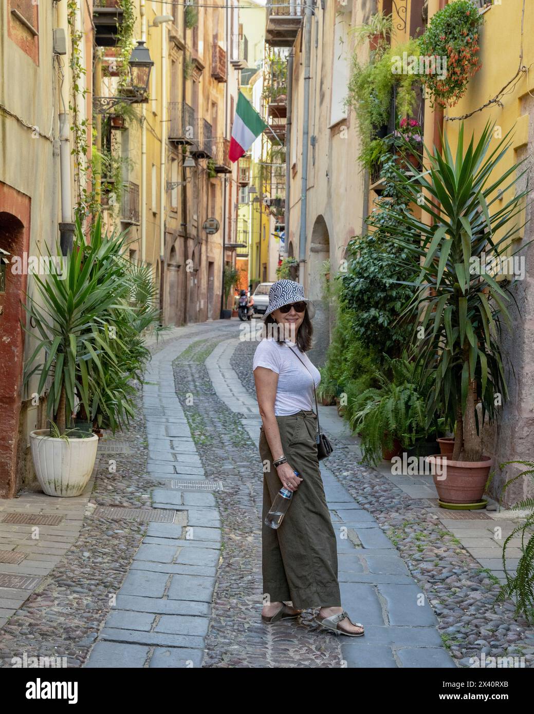 Female tourist in sunglasses stands hi-res stock photography and images ...