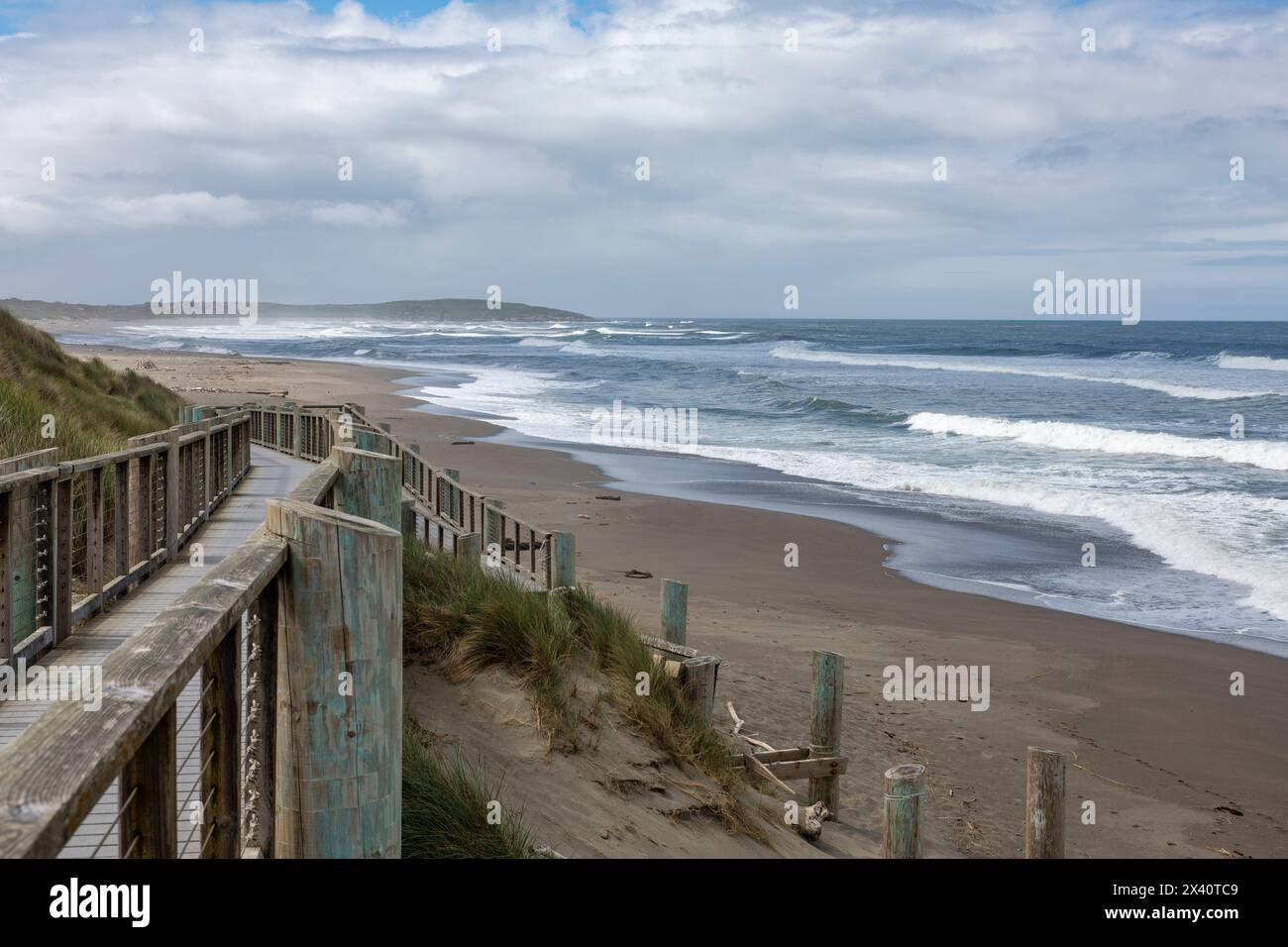 Ramp walkway from the dunes down to the beach and the Pacific Ocean ...