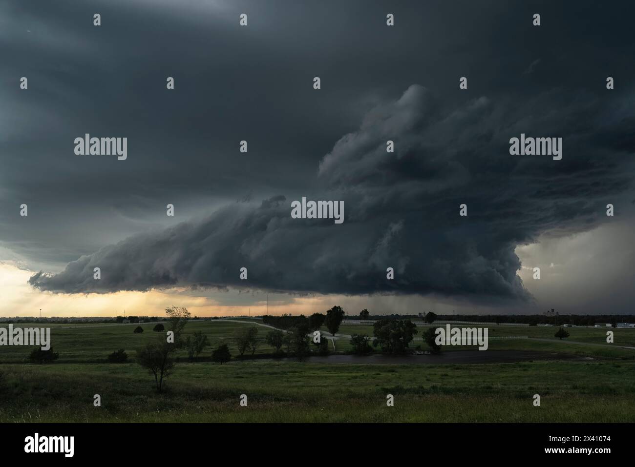 Dark big cloud hi-res stock photography and images - Alamy