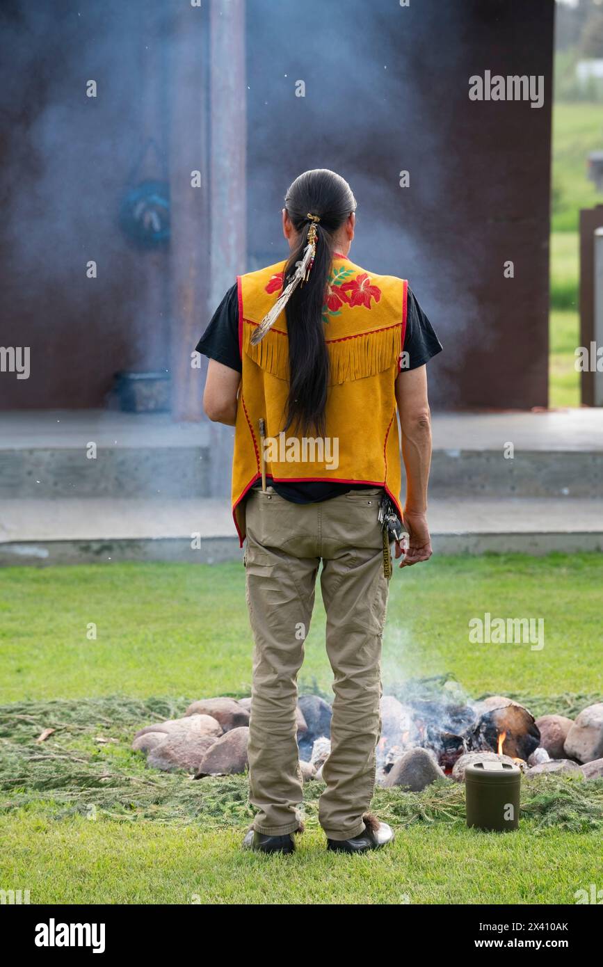 Man canadian first nations urban hi-res stock photography and images ...