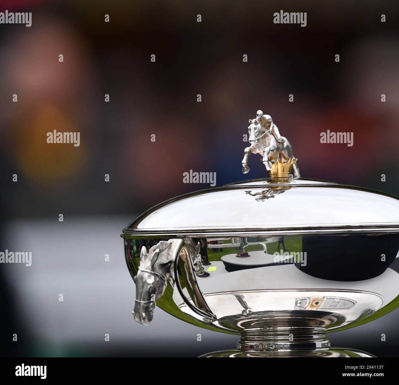 Sandown racing races trophy hi-res stock photography and images - Alamy