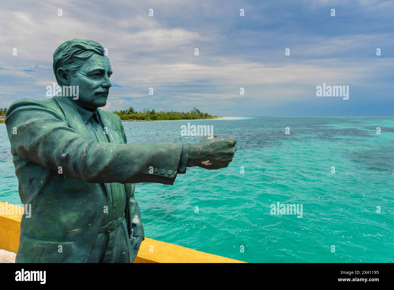 Ernest hemingway statue hi-res stock photography and images - Alamy