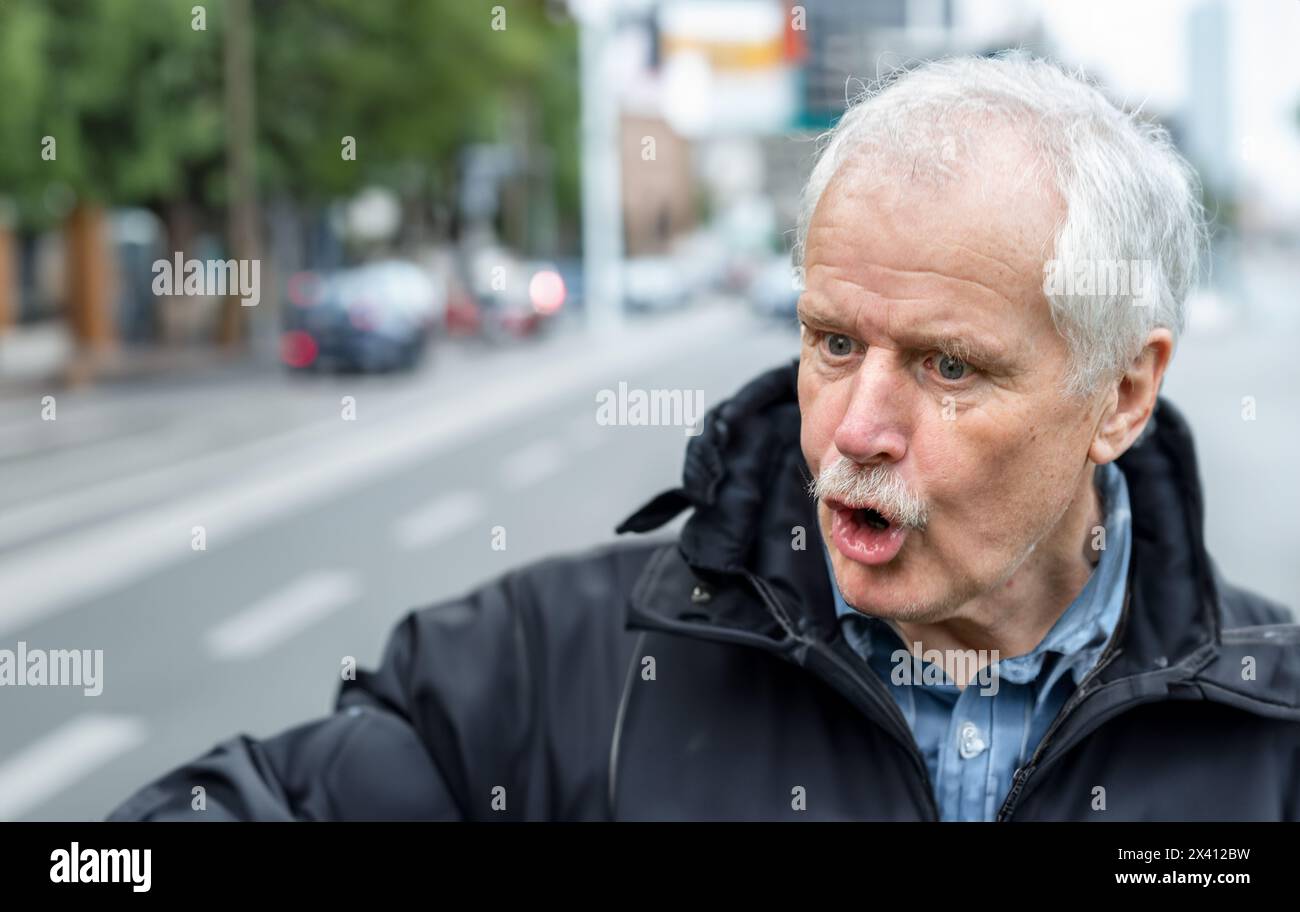 Shouting man street hi-res stock photography and images - Alamy