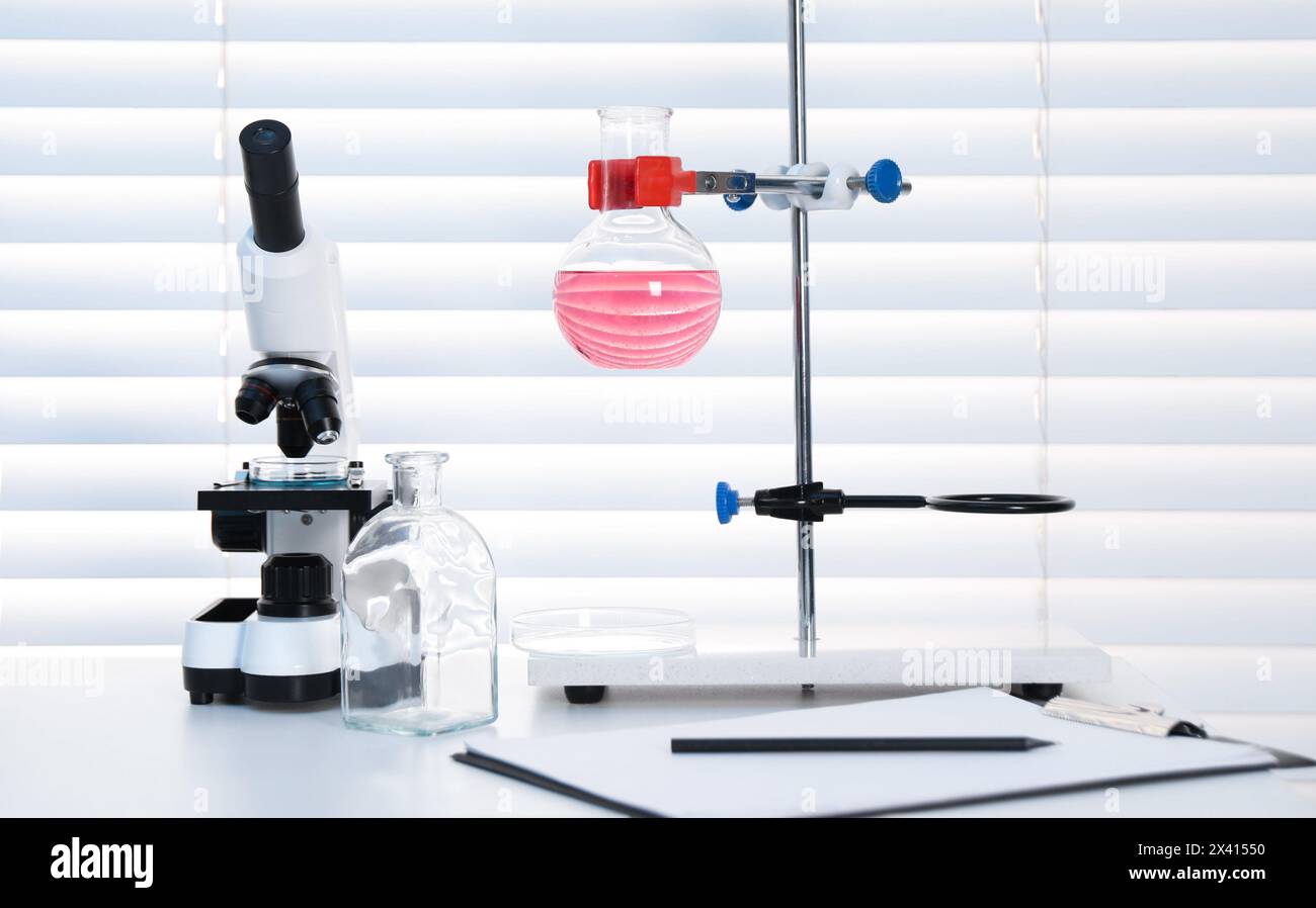 Flask microscope medicine hi-res stock photography and images - Alamy