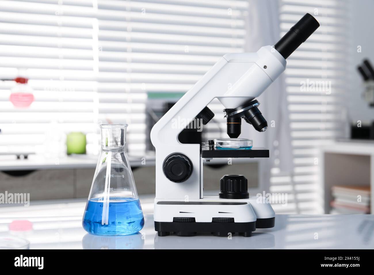 Flask microscope medicine hi-res stock photography and images - Alamy