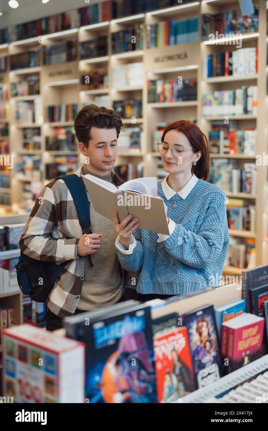 Young couple sharing tools hi-res stock photography and images - Alamy