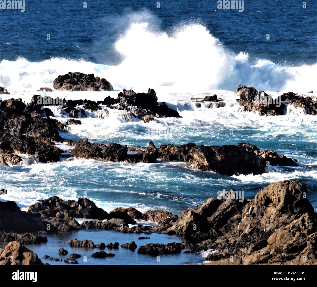 Strong waves rocky shore pacific coast hi-res stock photography and ...