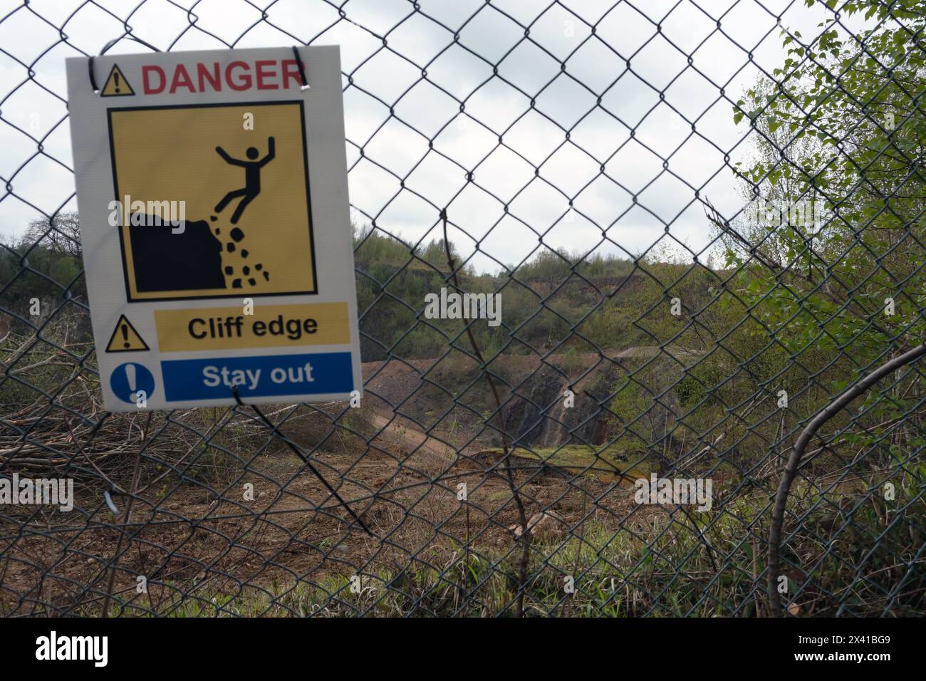 Warning sign and fence around Ball Eye Quarry, Matlock, Derbyshire ...