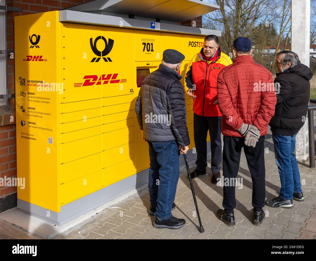 Eroeffnung der DHL-Poststation Ein Mitarbeiter erklaert Kunden die ...