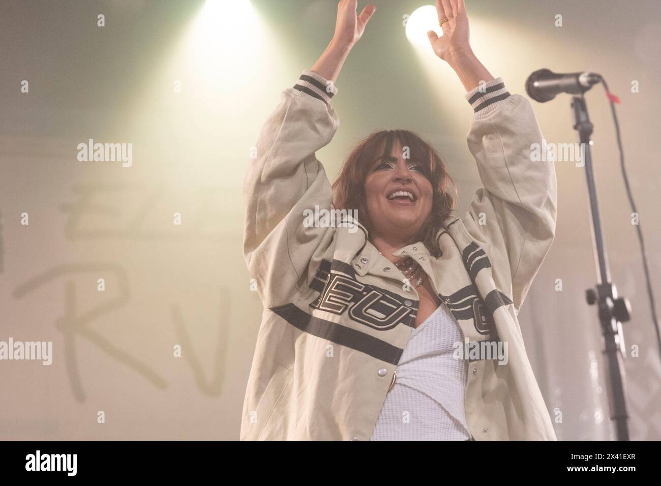 Saengerin, Musikerin Elena RUD am Mikrofon, singend, als Support-Act ...
