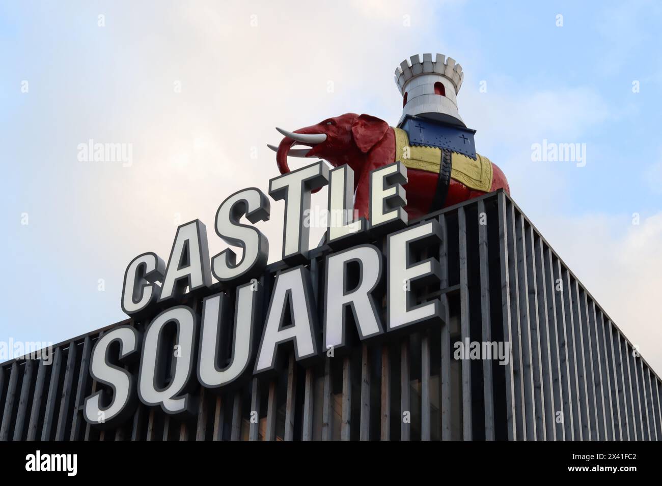 Elephant and castle sculpture hi-res stock photography and images - Alamy