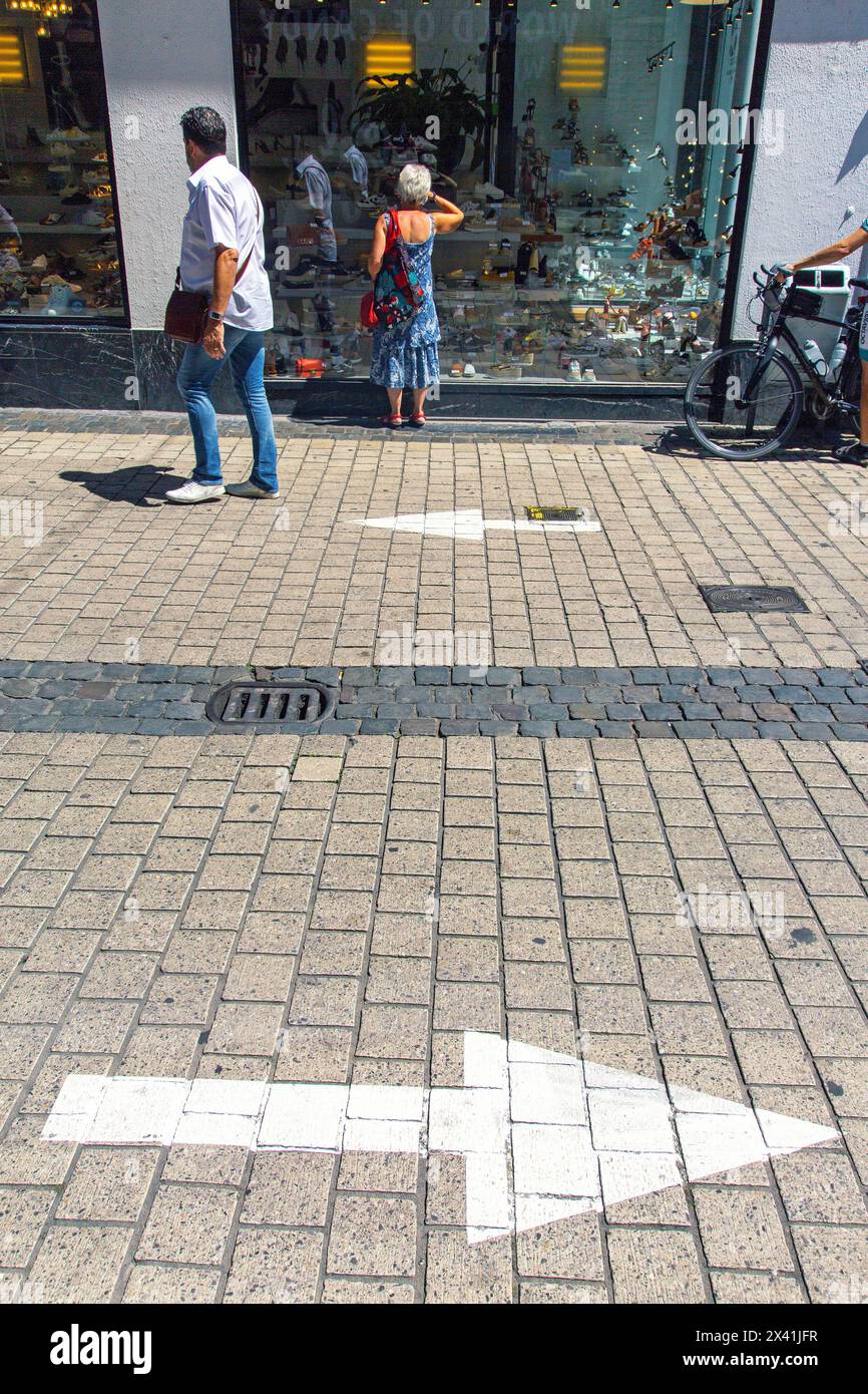 Safe distance arrow covid hi-res stock photography and images - Alamy