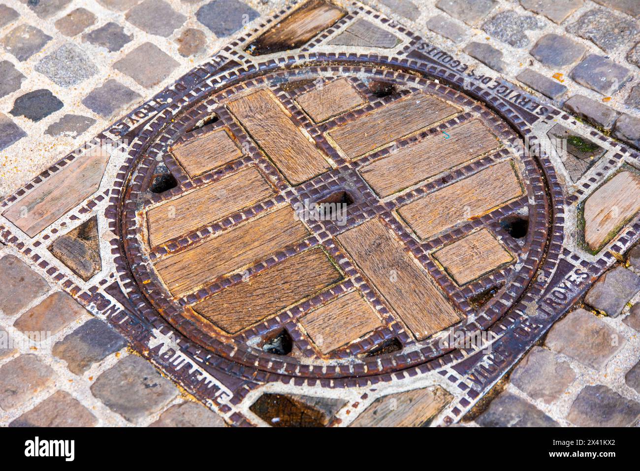 Manhole cover in france hi-res stock photography and images - Alamy