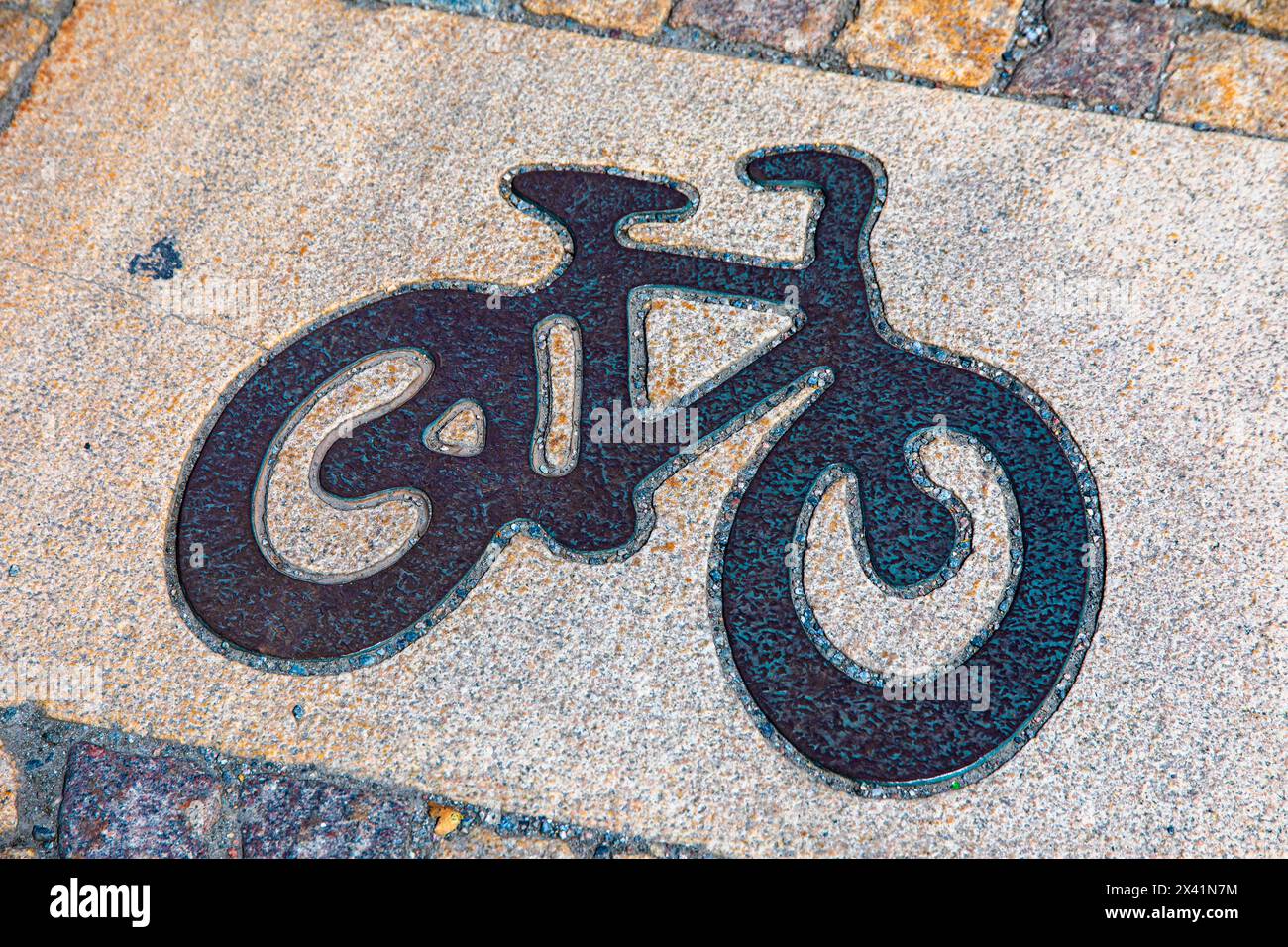 Sweden. Stockholm. Pictogramme au sol d'une piste cyclable Stock Photo ...