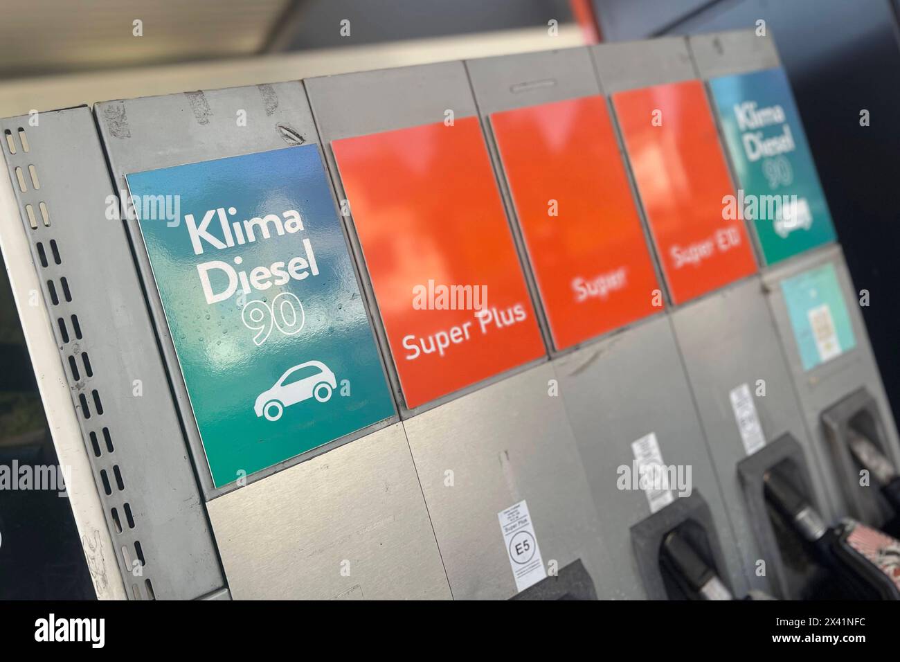 Erdoel tank hi-res stock photography and images - Alamy