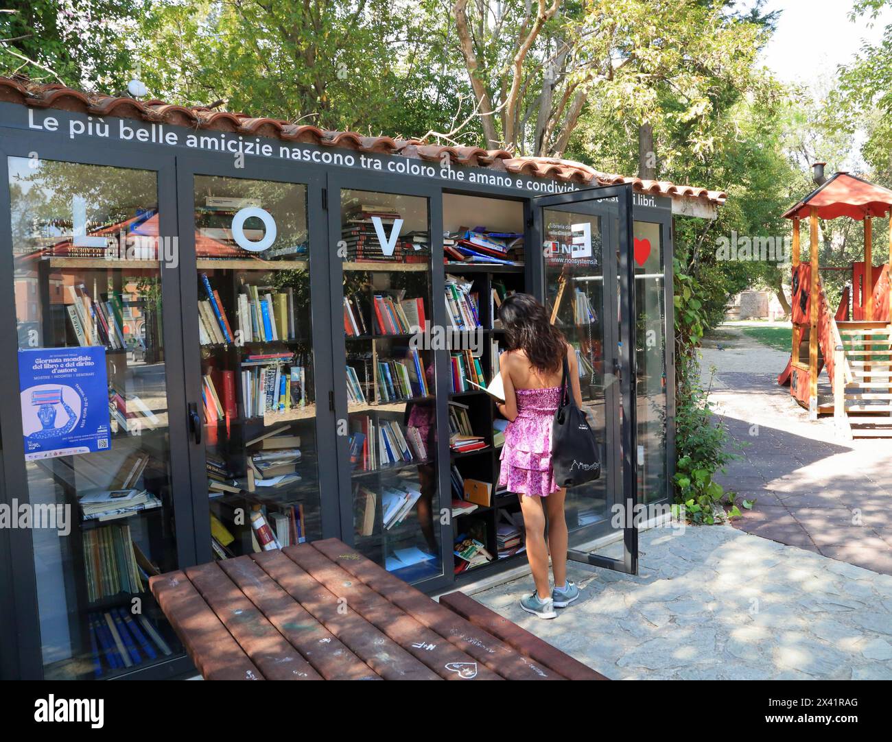 Sidewalk library hi-res stock photography and images - Alamy