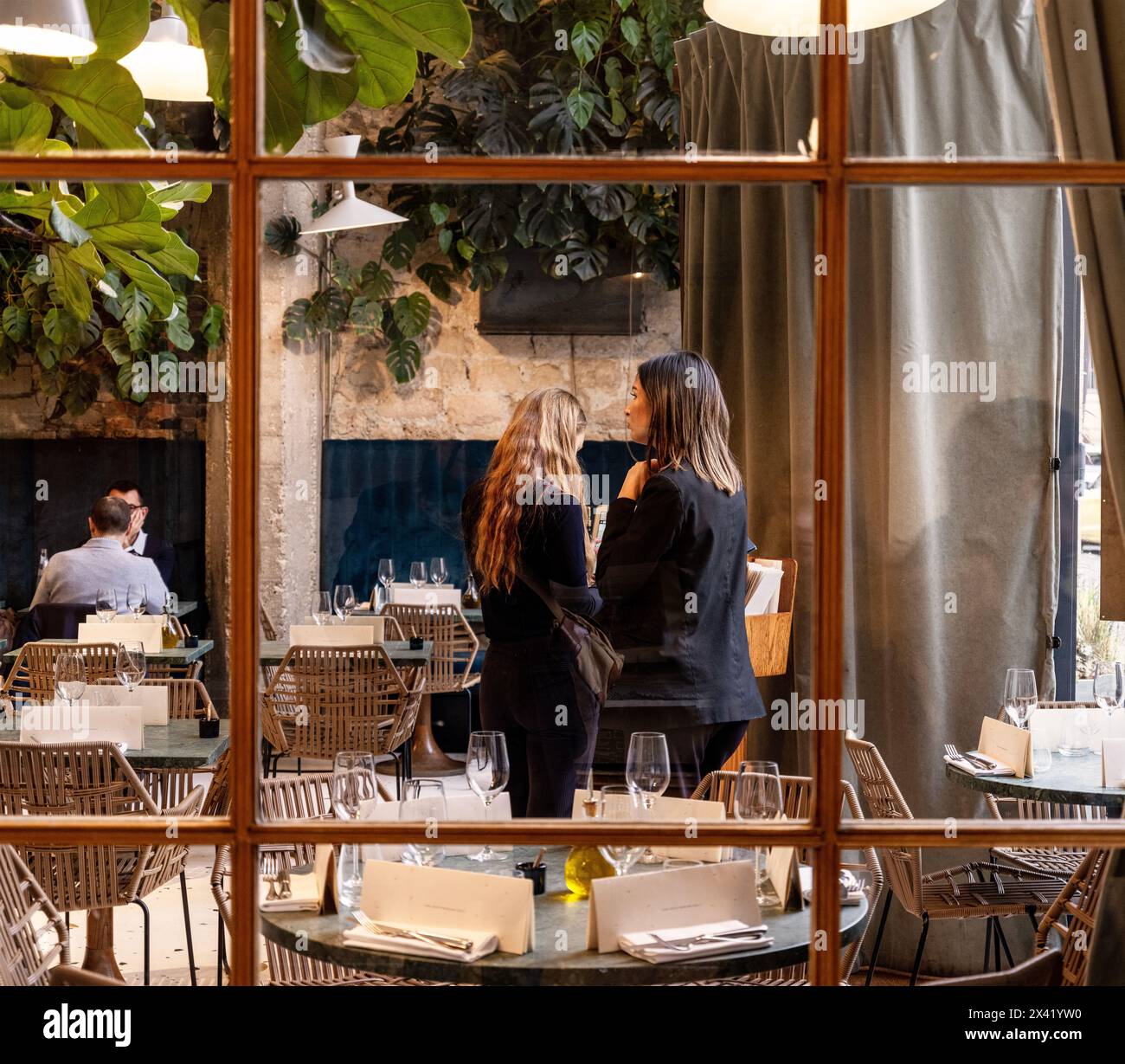 Upmarket chic café in Paris, showing two waitresses through the window ...