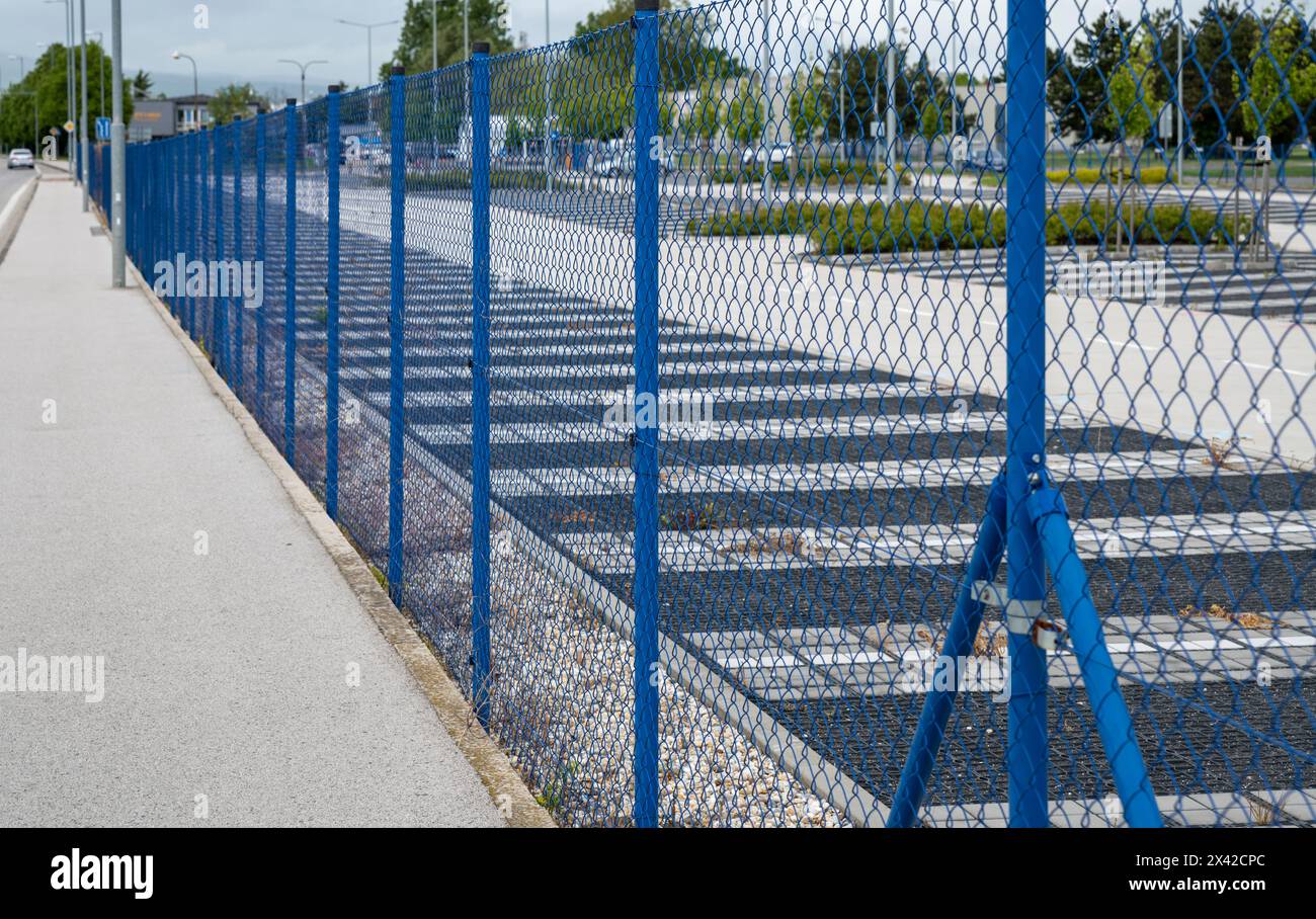Steel wire mesh fence hi-res stock photography and images - Alamy