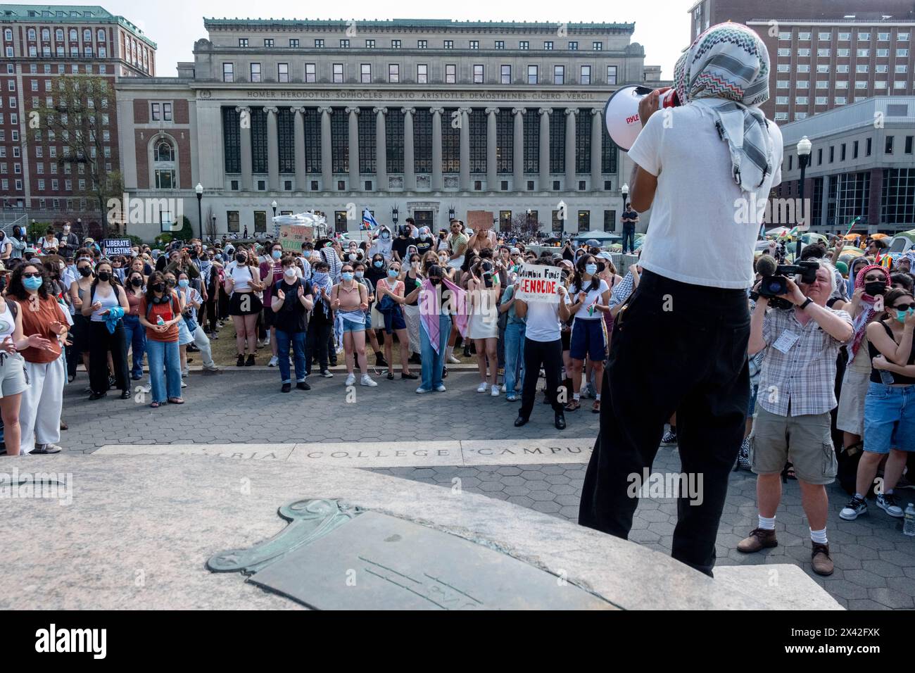 New York, United States. 29th Apr, 2024. A protest leader addresses the ...