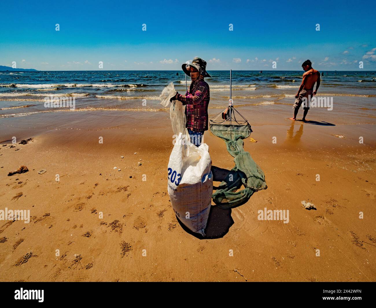 Woman workers fishing collecting snails traditional work women ...