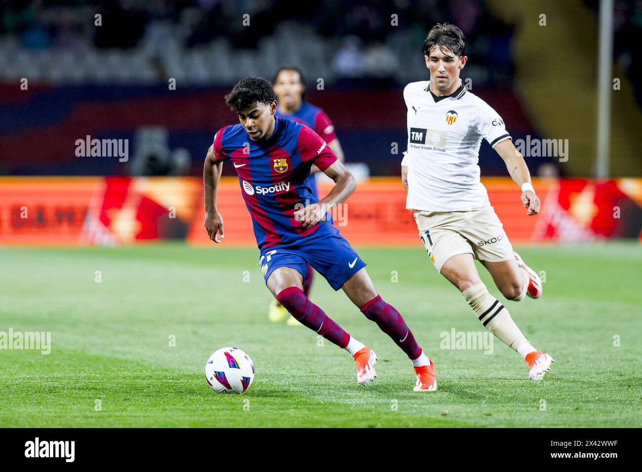 Lamine Yamal of FC Barcelona and Jesus Vazquez of Valencia during the ...