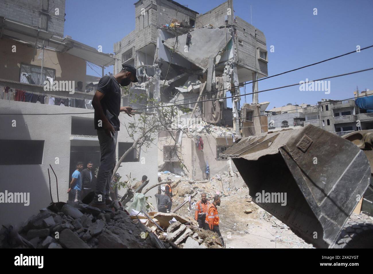 Rafah, Palestine. 29th Apr, 2024. Palestinian Civil Defense teams ...