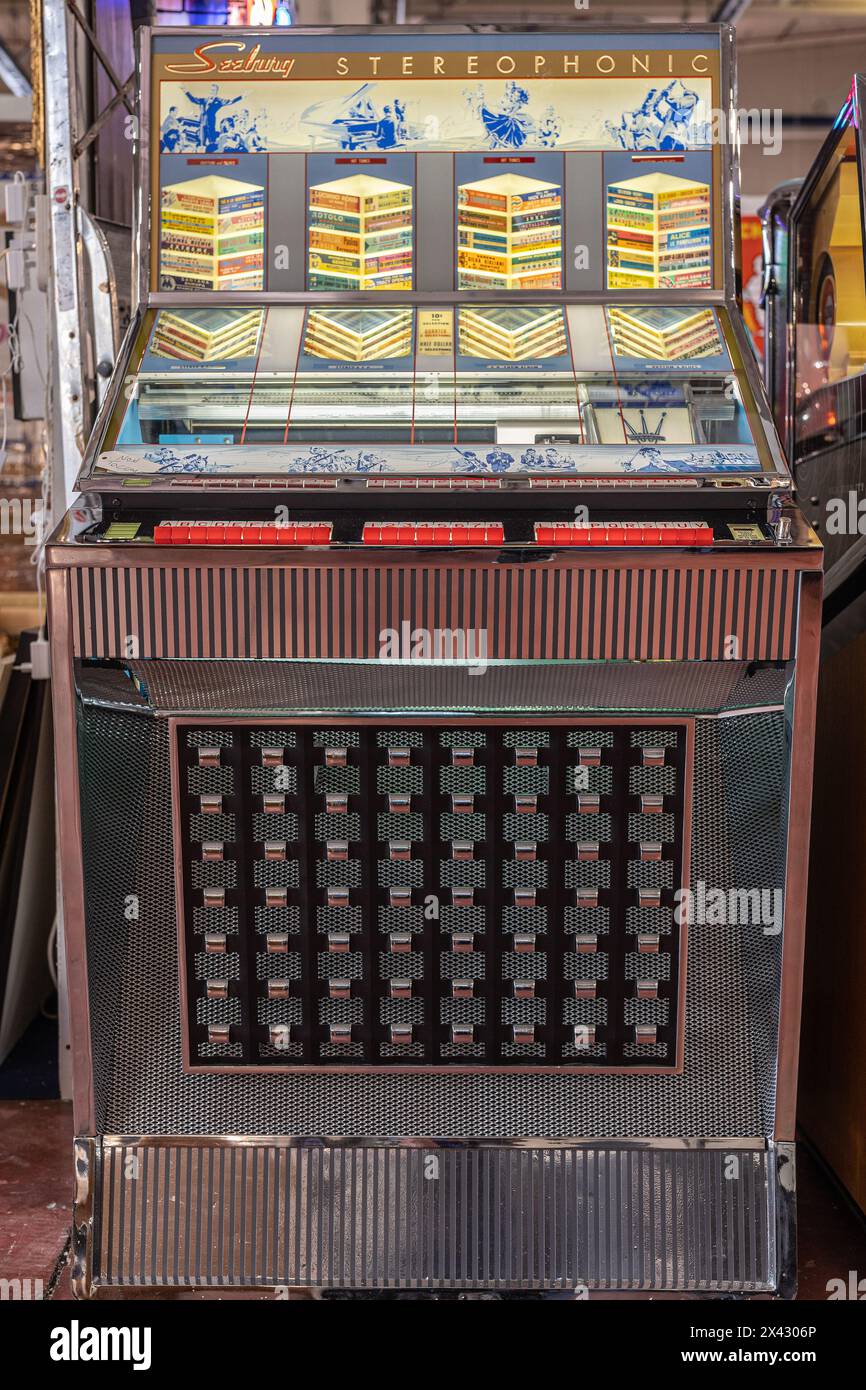 Details of Retro Jukebox: Music and Dance in the 1940s and in the 1950s ...