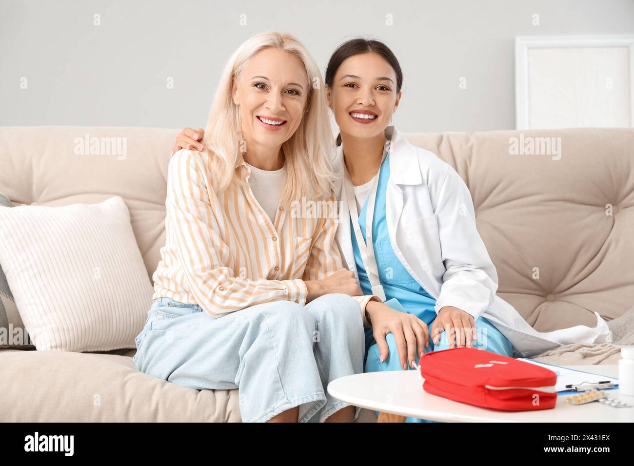Women hugging doctor hi-res stock photography and images - Alamy