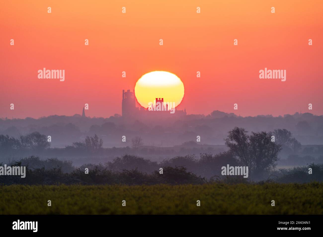 Sunrise behind Ely Cathedral, as seen from Haddenham Stock Photo - Alamy