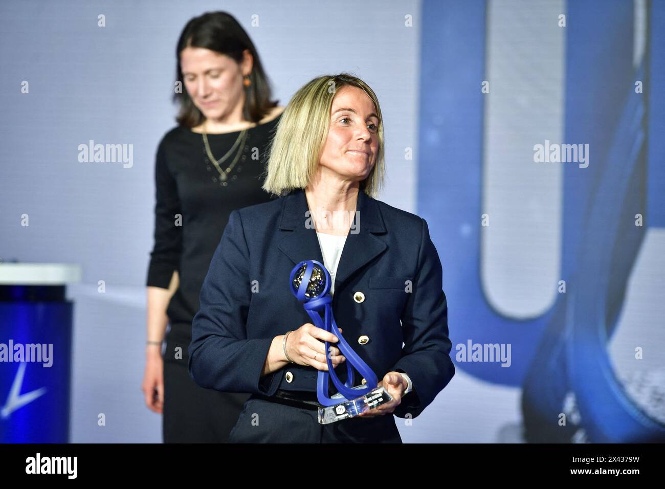 Olympique Lyonnais' coach Sonia Bompastor wins the Best Coach trophy ...
