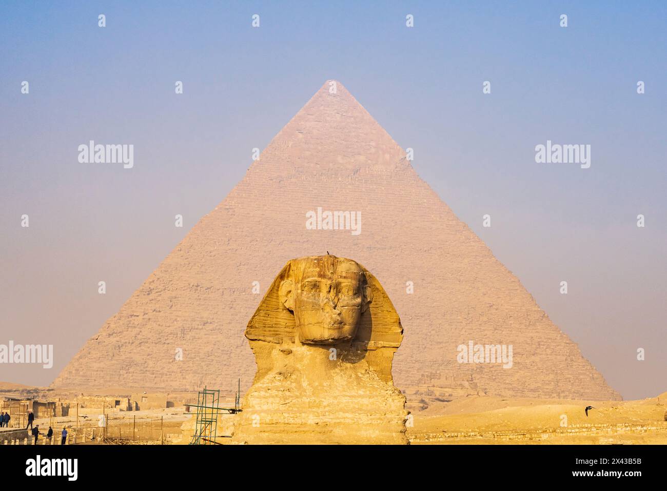 Giza, Cairo, Egypt. The Great Sphinx and the Pyramid of Khafre Stock ...