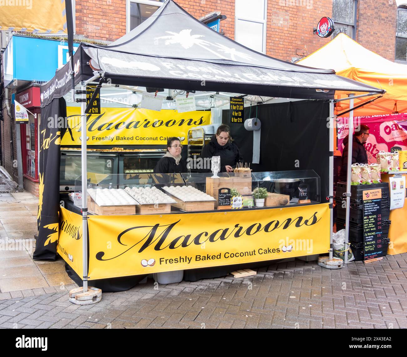 Macaroons stall fast food market hi-res stock photography and images ...