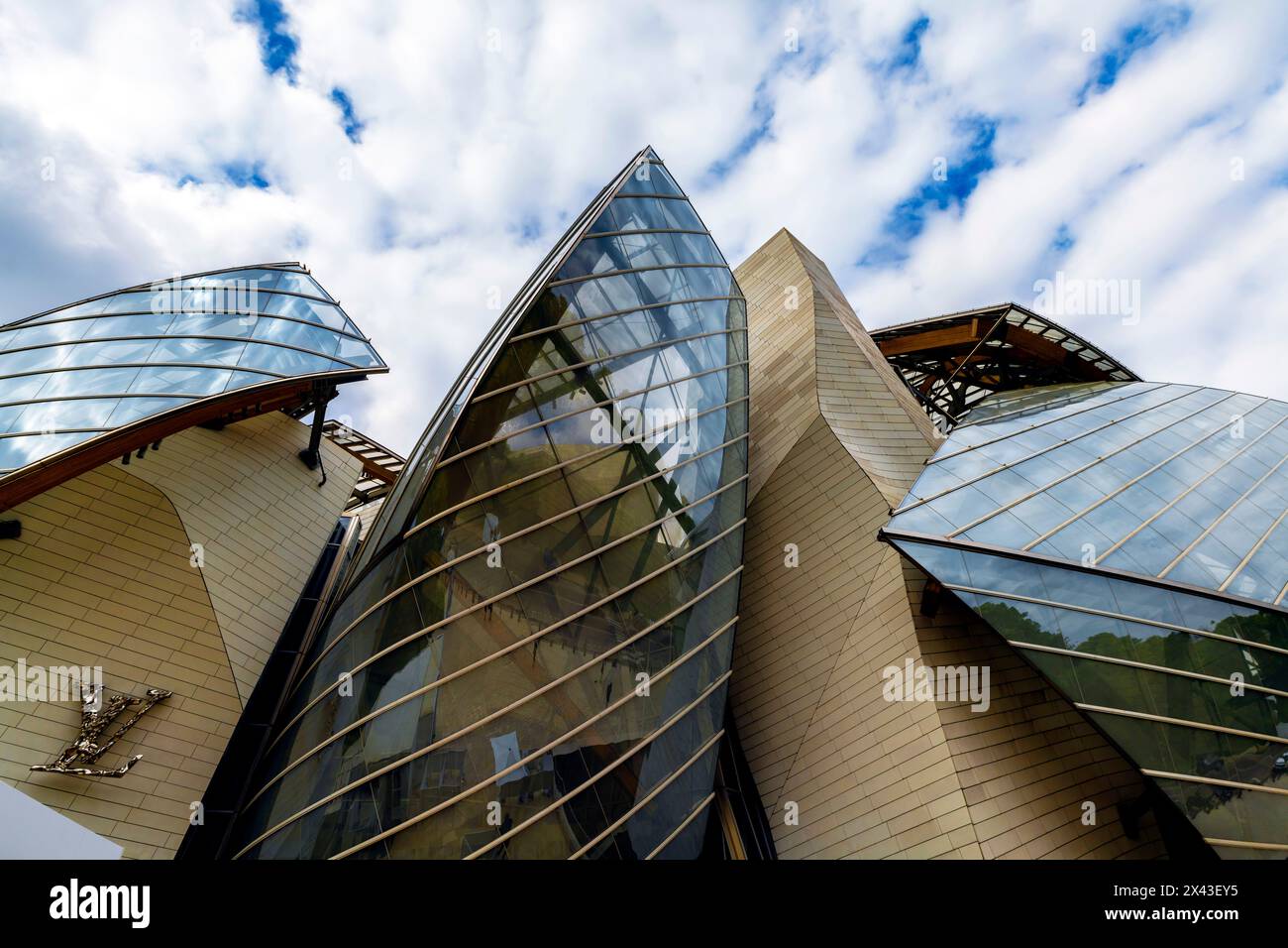 Fondation Louis Vuitton building design by architect Frank Gehry is a ...