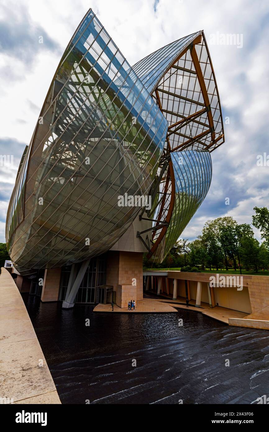 Fondation Louis Vuitton building design by architect Frank Gehry is a ...