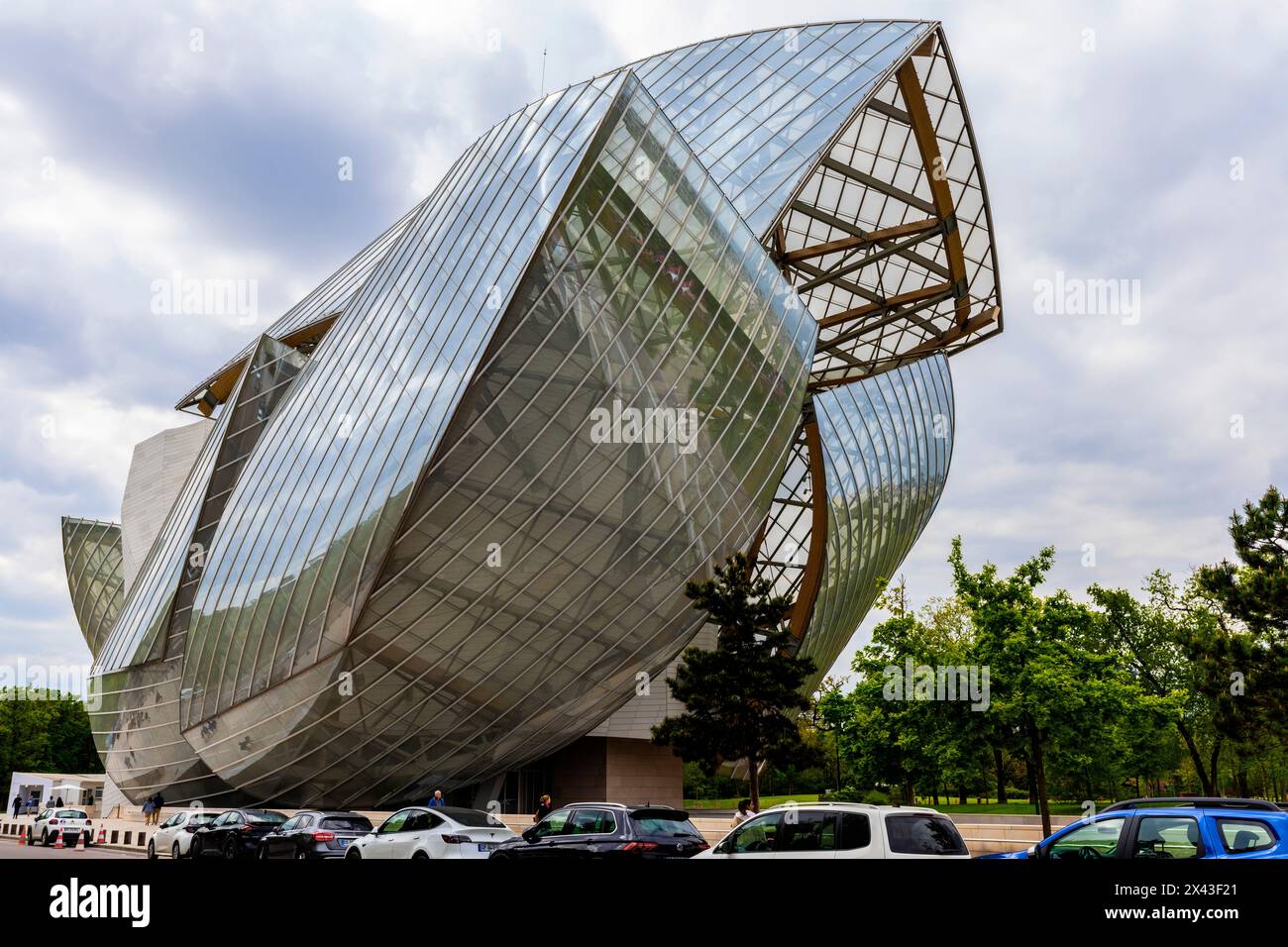 Fondation Louis Vuitton building design by architect Frank Gehry is a ...
