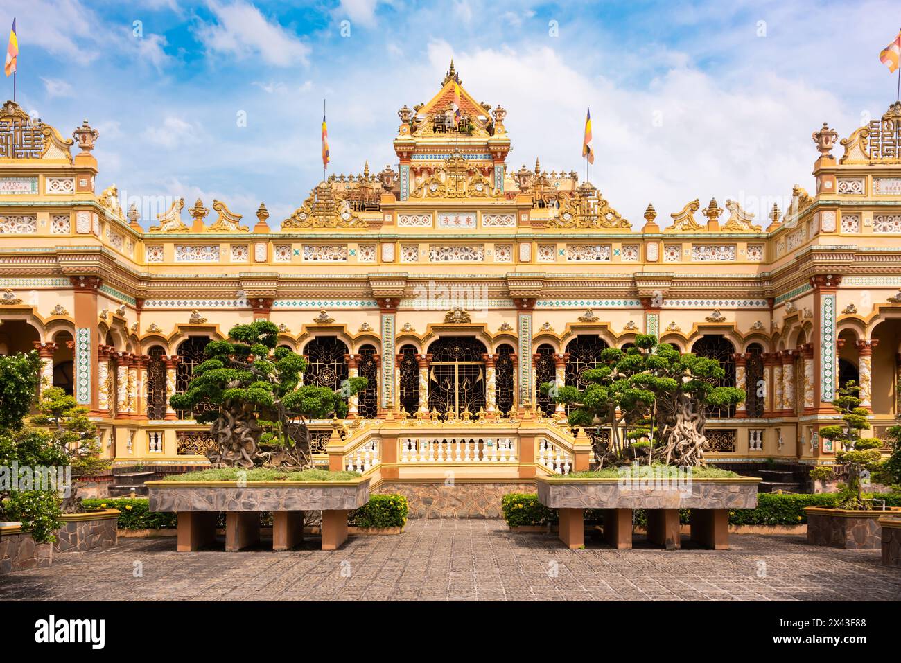 Traditional Buddhist temple in Vietnam Stock Photo - Alamy