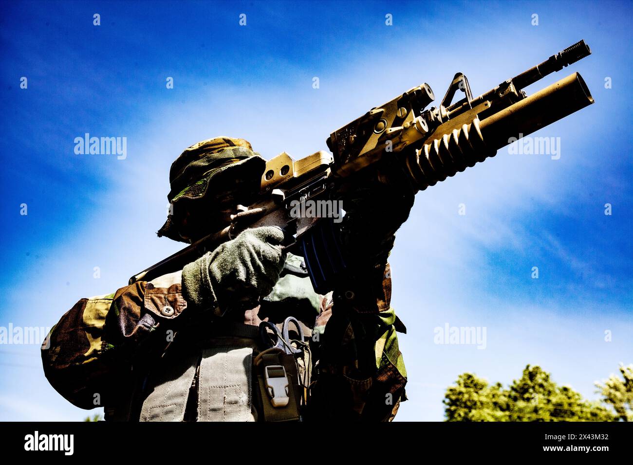 Brave soldier in camouflage uniforms hi-res stock photography and ...