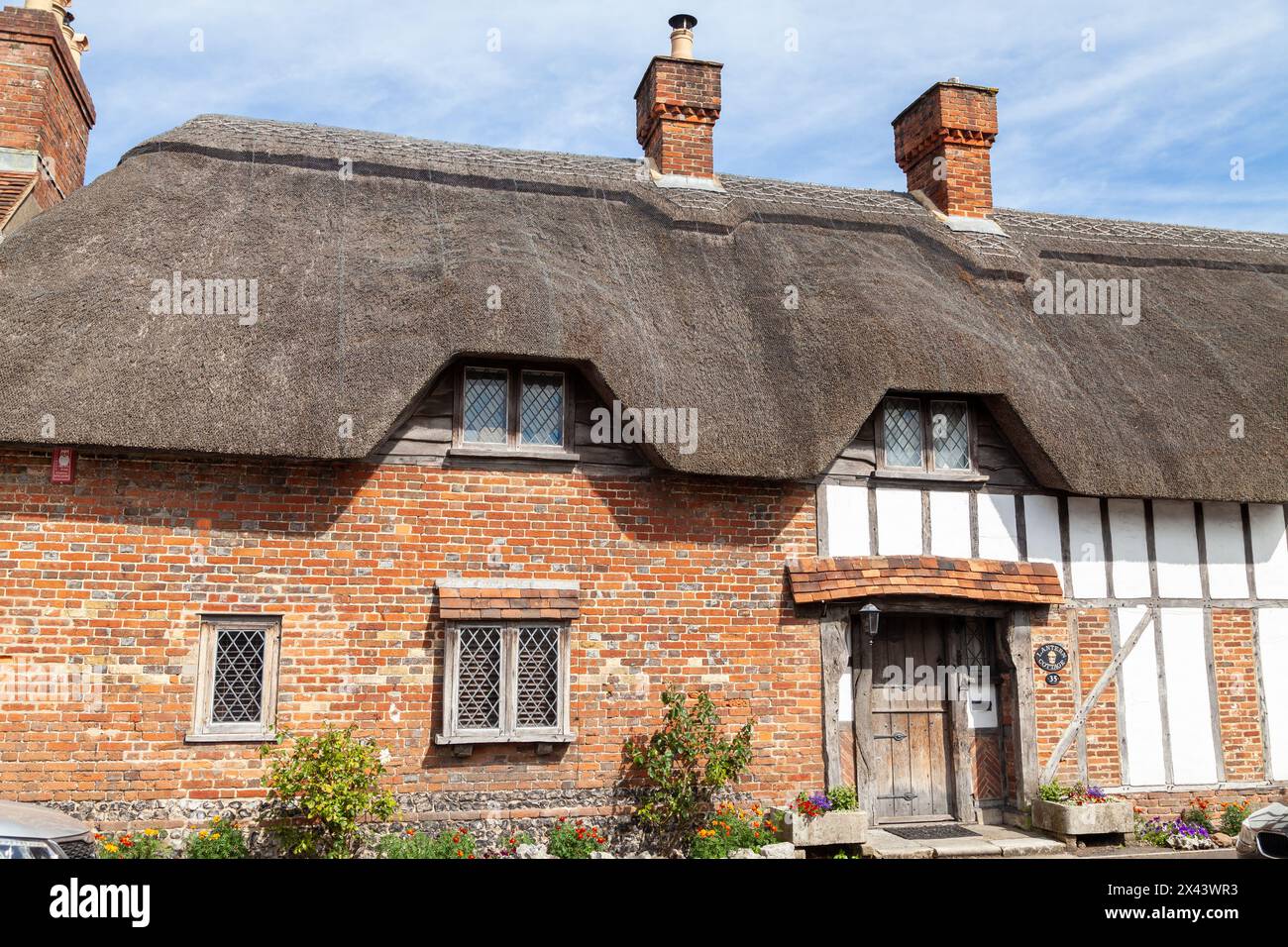 A Thatched house in Salisbury Stock Photo - Alamy