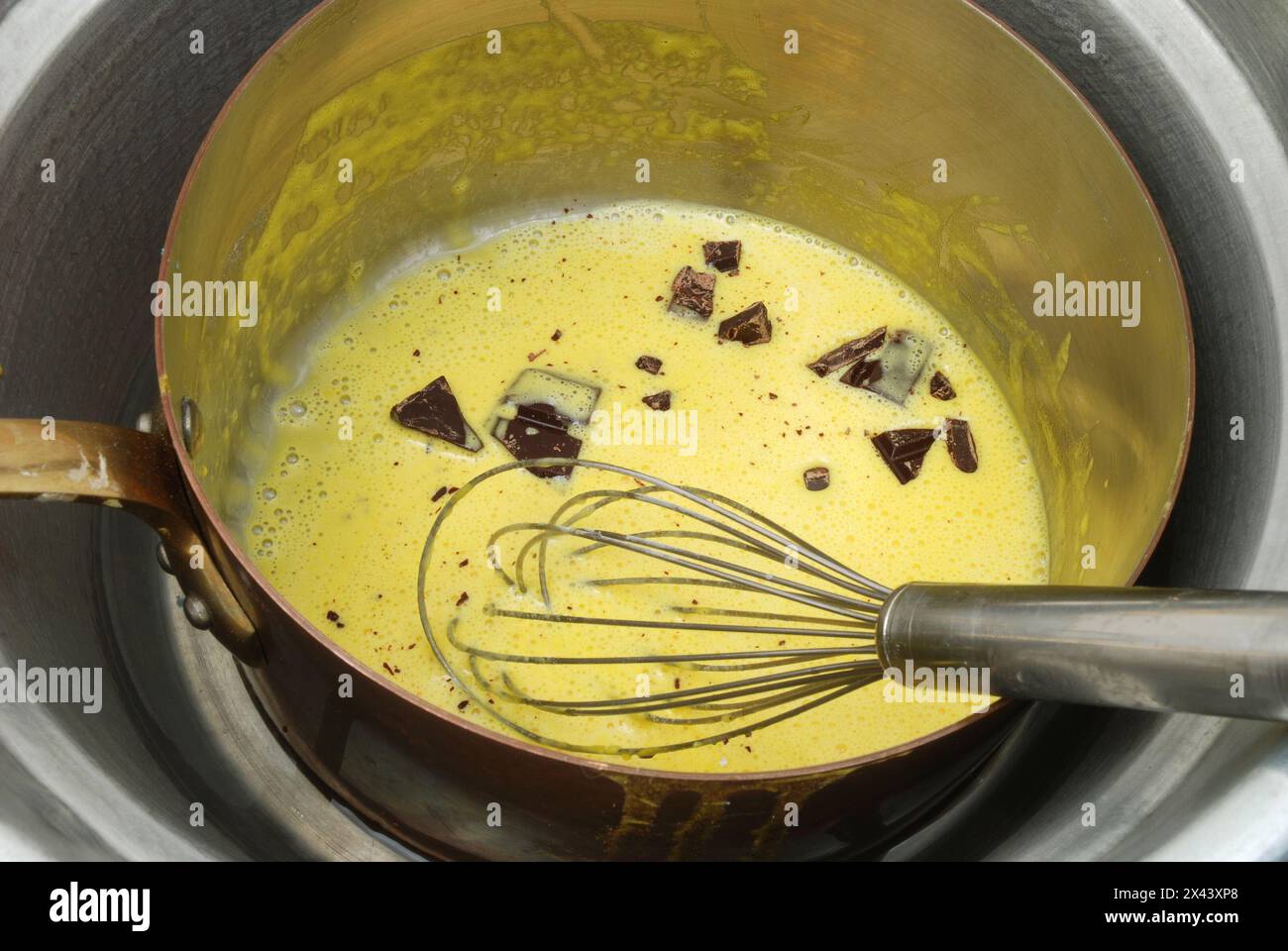 Preparation recipe Chantilly cream, chocolate pieces dissolved in a ...