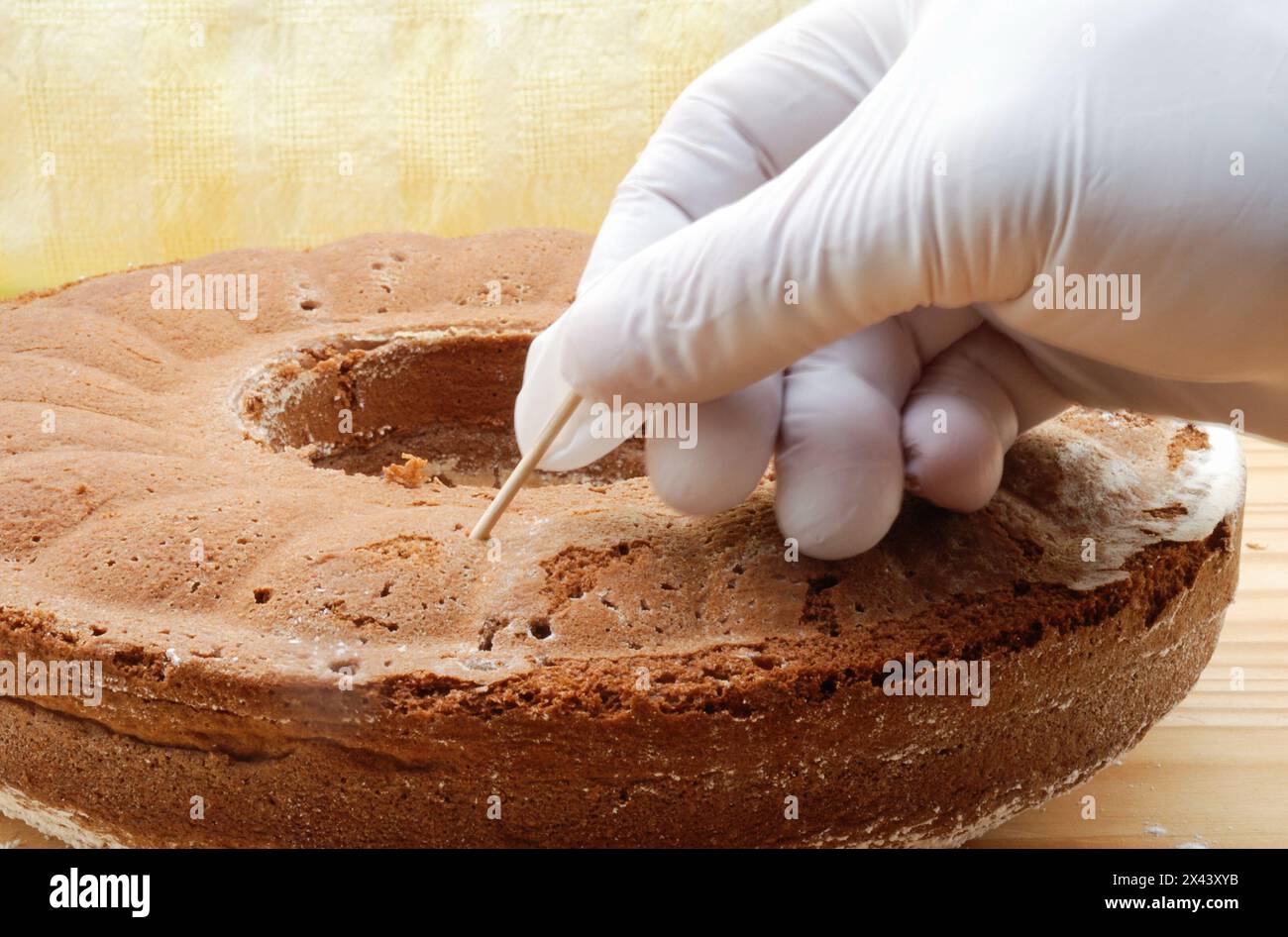 Check a cake for doneness by using the toothpick test Stock Photo - Alamy