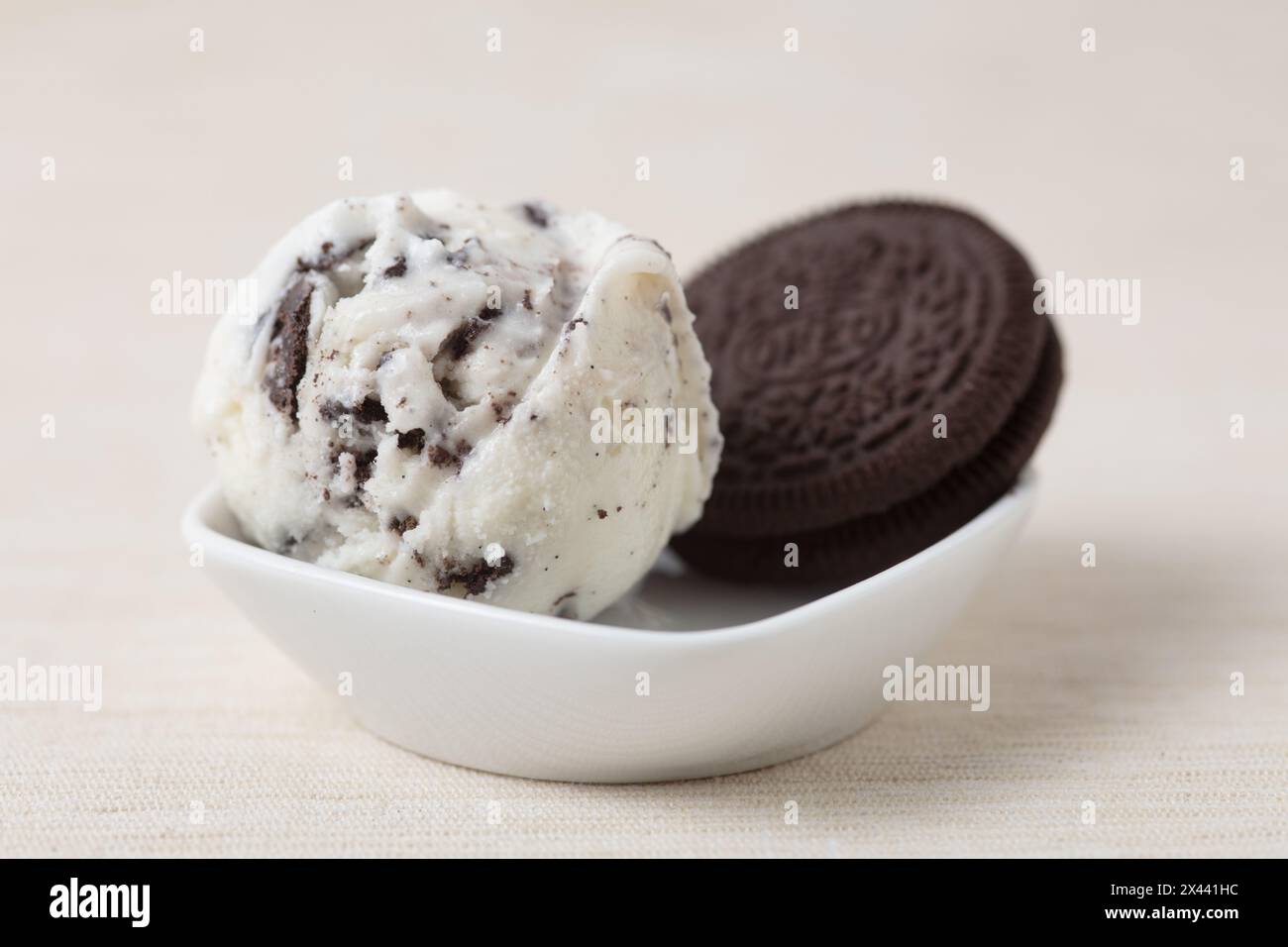 Fresh homemade scoop of Cookies & Cream ice cream with biscuit Stock ...