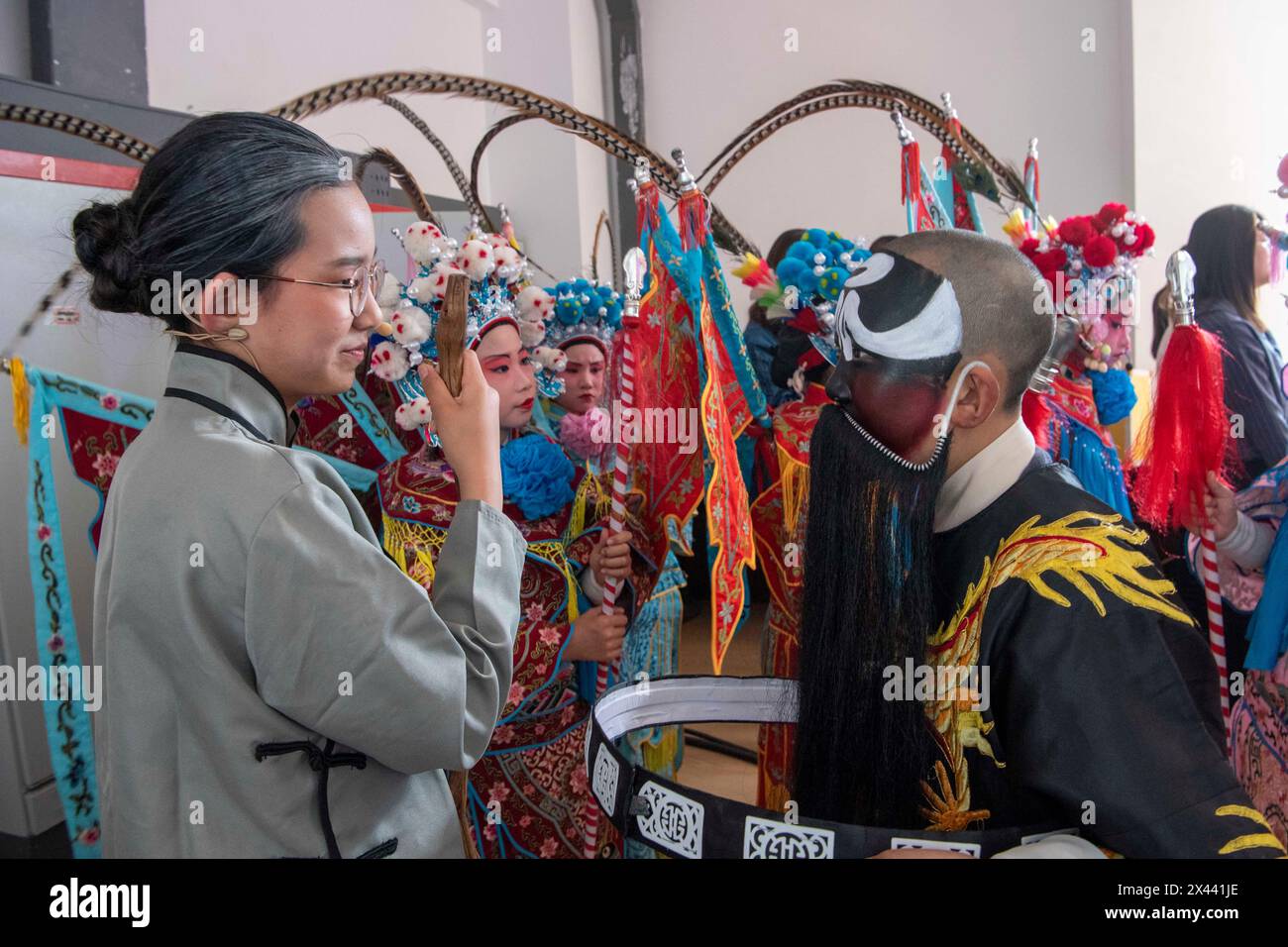 Children in the Peking Opera club are preparing for the stage in Hai'an ...