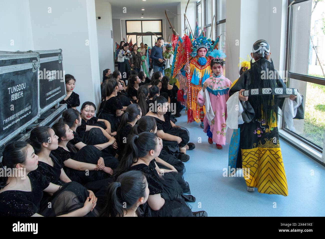 Children in the Peking Opera club are preparing for the stage in Hai'an ...
