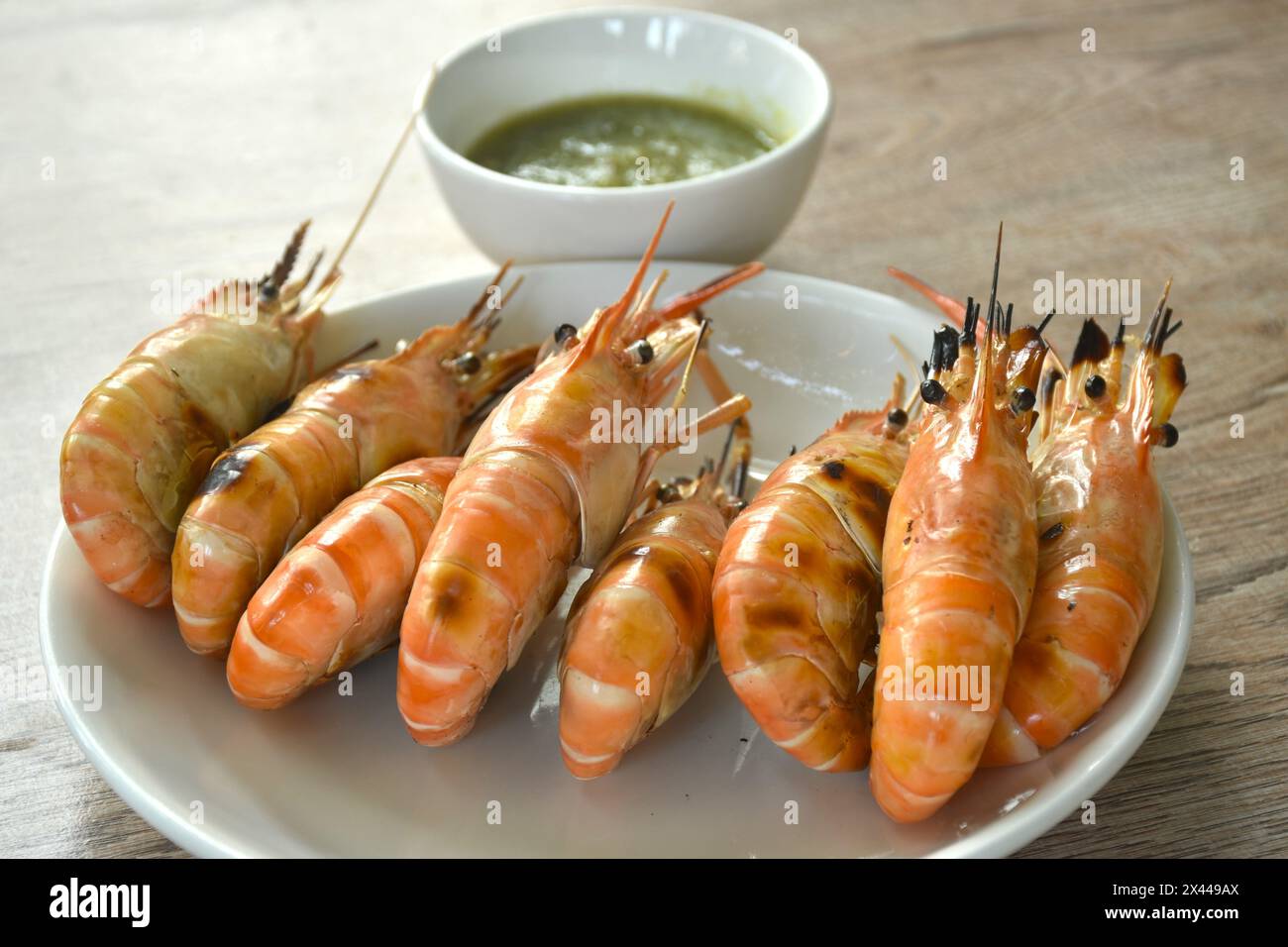 grilled river shrimp arranging on plate dipping spicy Thai seafood ...