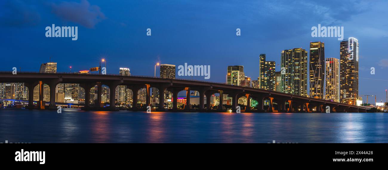 MacArthur Causeway ICW Bridge and Downtown Miami at night, Miami ...