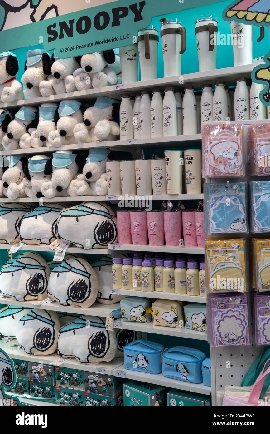 Miniso logo hi-res stock photography and images - Alamy