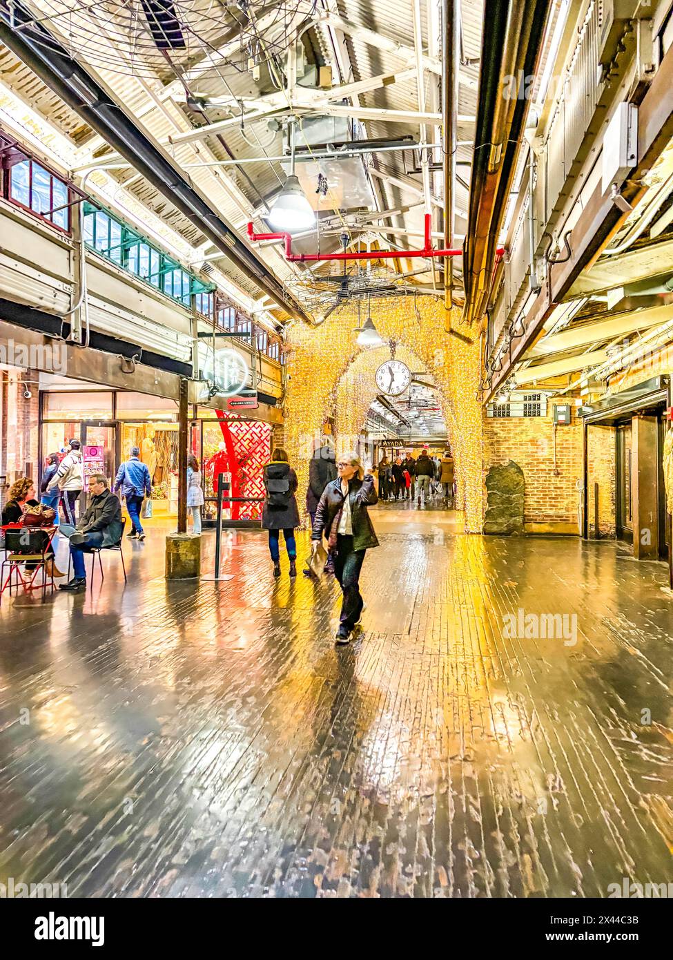 Chelsea Market, trendy food hall in the former Oreo chocolate factory ...