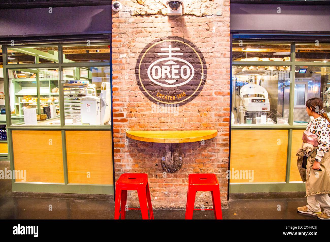 Chelsea Market, trendy food hall in the former Oreo chocolate factory ...