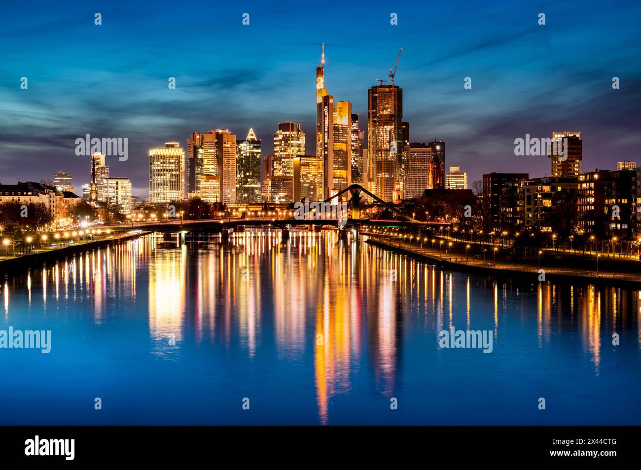 Twilight shot, skyline, banking district, financial district, Taunus ...