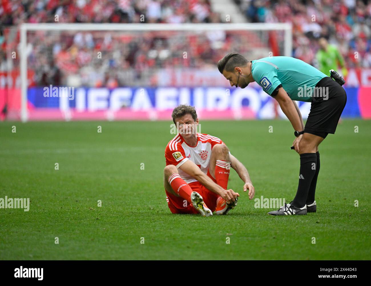 Thomas Mueller FC Bayern Munich FCB (25) injured, Referee Referee ...